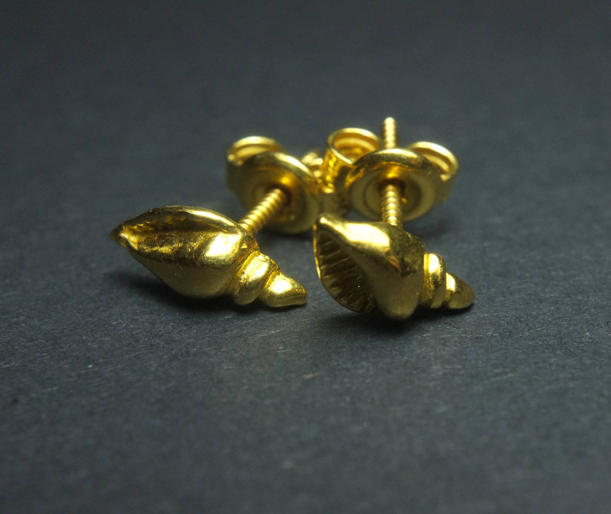 22k Tiny Conch Shell Stud Earrings Chinese | GEM GARDENER