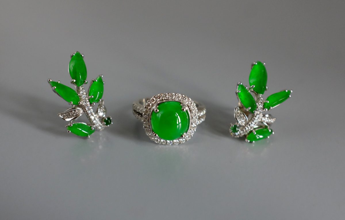 Translucent Round Jade Diamond Ring White Gold 18k | GEM GARDENER