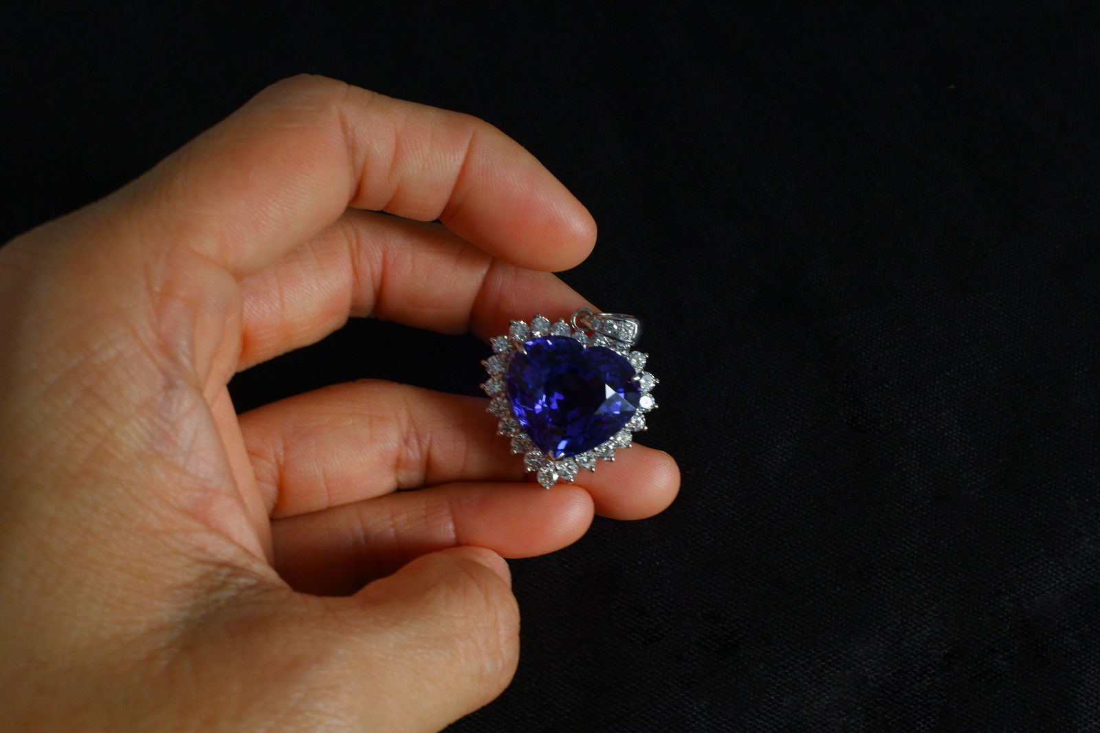 21ct Tanzanite Sweetheart Diamond Pendant 18k | Gem Gardener