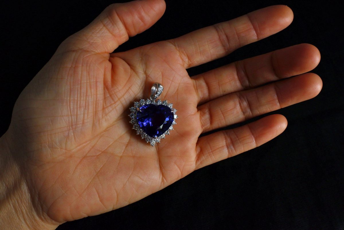 21ct Tanzanite Sweetheart Diamond Pendant 18k | Gem Gardener