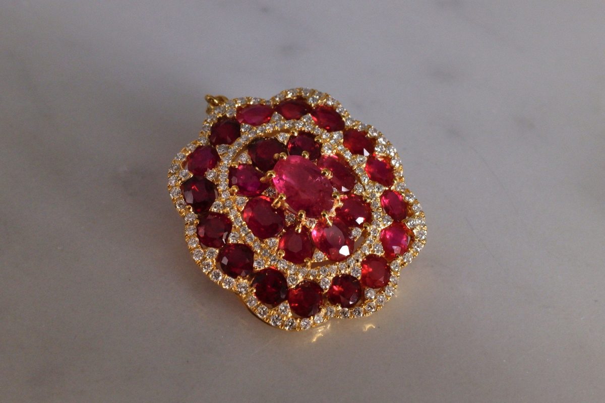 Vivid Ornate Red Ruby Pendant Necklace 18k | GG