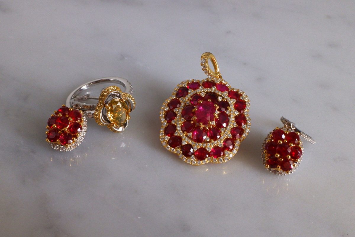 Vivid Ornate Red Ruby Pendant Necklace 18k | GG