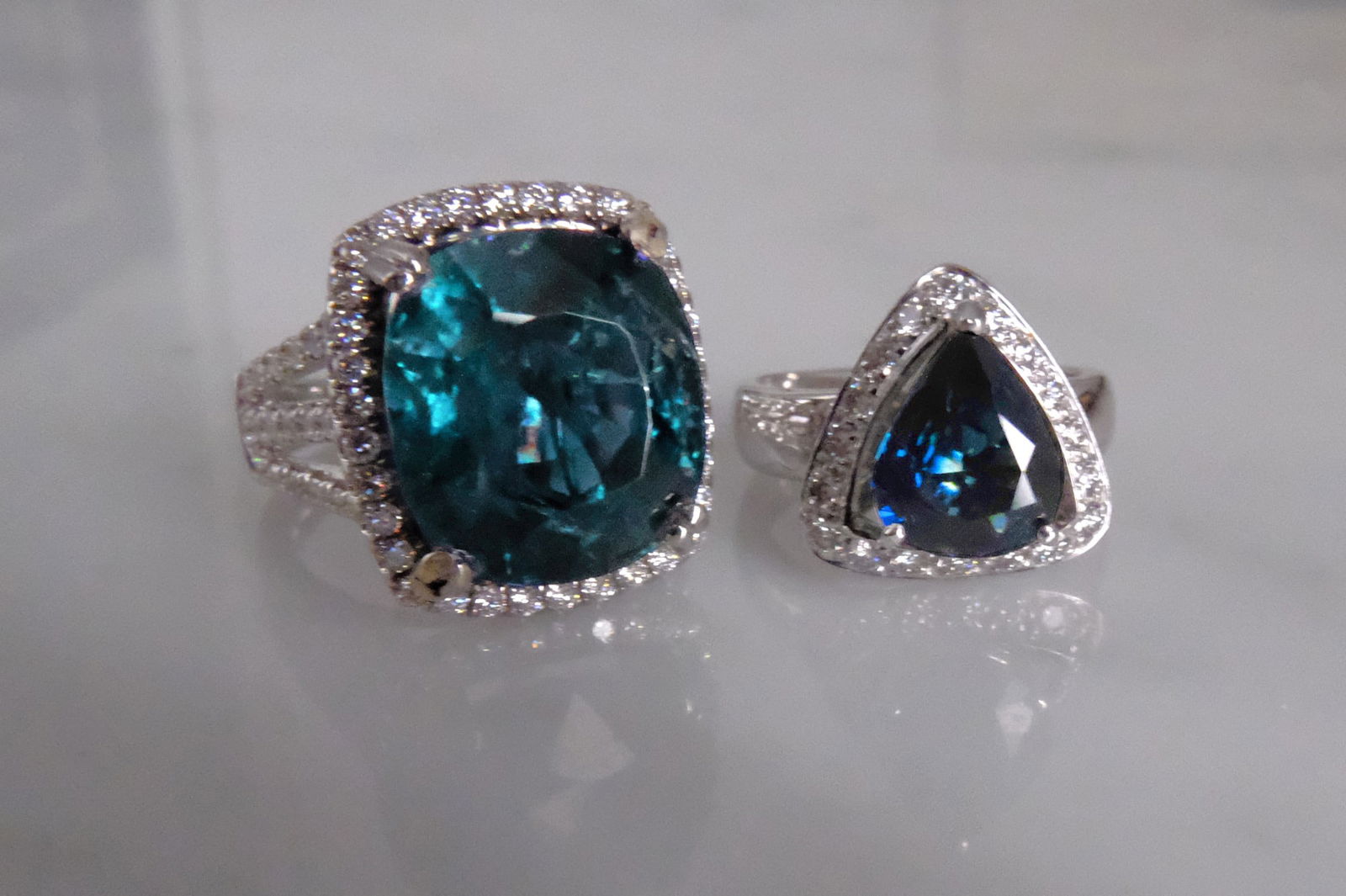 Pear Cut Unheated Dark Blue Sapphire Ring 18k | GEM GARDENER