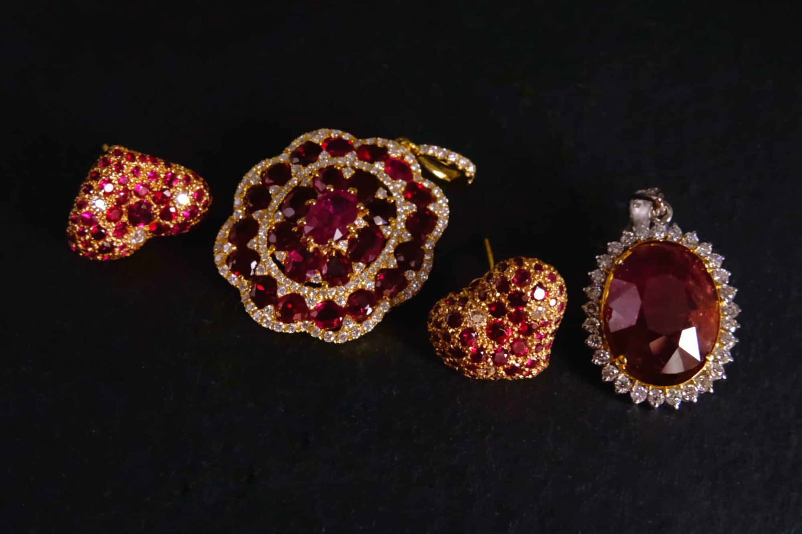 Vivid Ornate Red Ruby Pendant Necklace 18k | GG