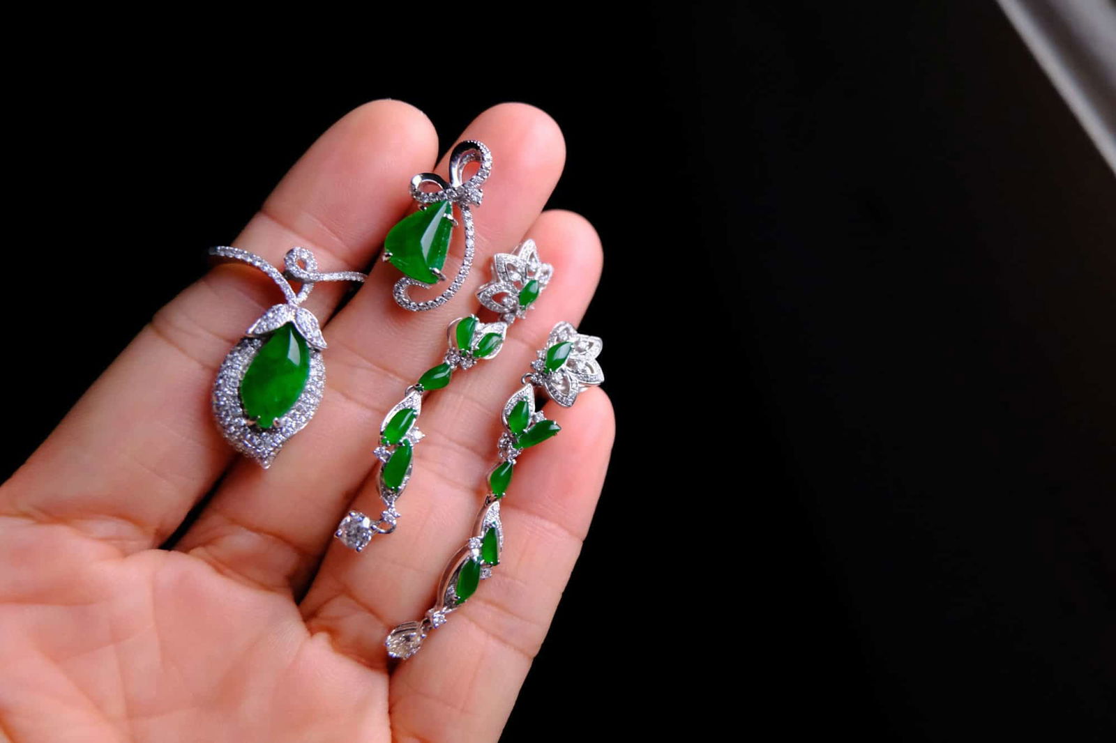 Imperial Green Small Jade Pendant 18k | GEM GARDENER